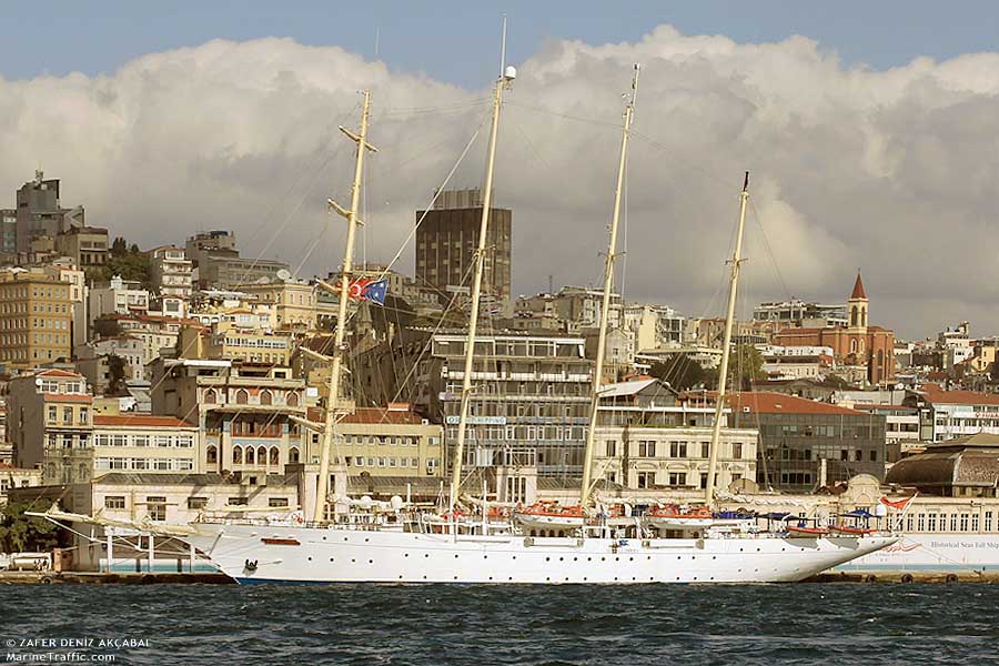 BlackSeaNews | В порту Стамбула «ретро» - сразу два круизных парусника ...