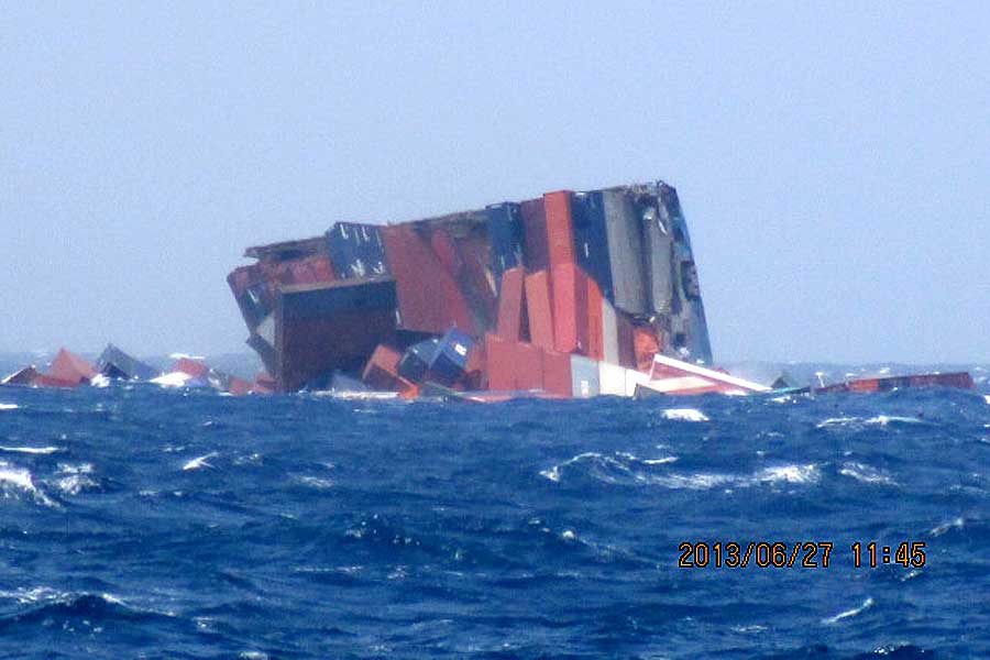 BlackSeaNews | The first photos of sinking of the MOL COMFORT ...