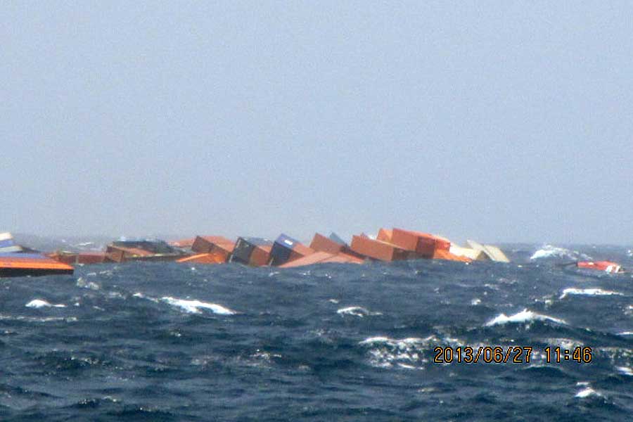 BlackSeaNews | The first photos of sinking of the MOL COMFORT ...