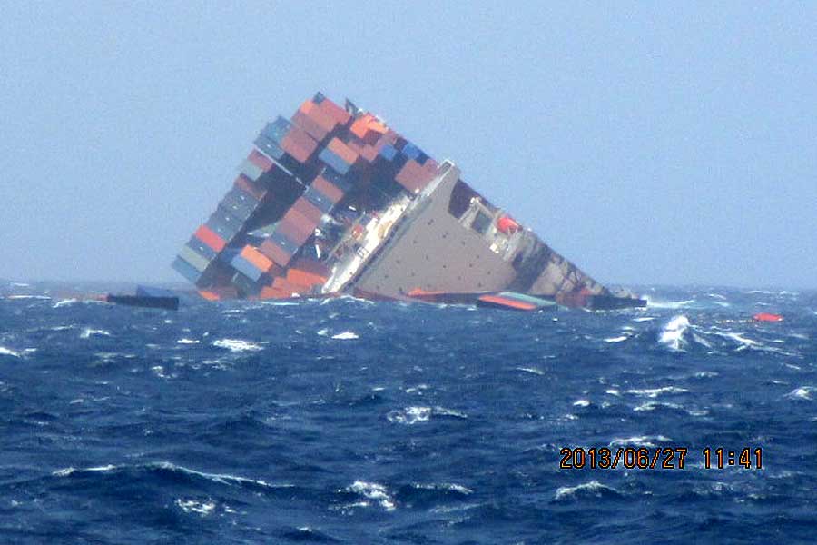 BlackSeaNews | The first photos of sinking of the MOL COMFORT ...