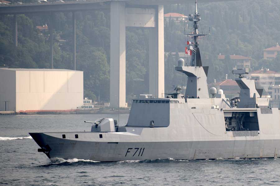 BlackSeaNews | Французский фрегат FS Surcouf (F 711) прибыл в Батуми ...