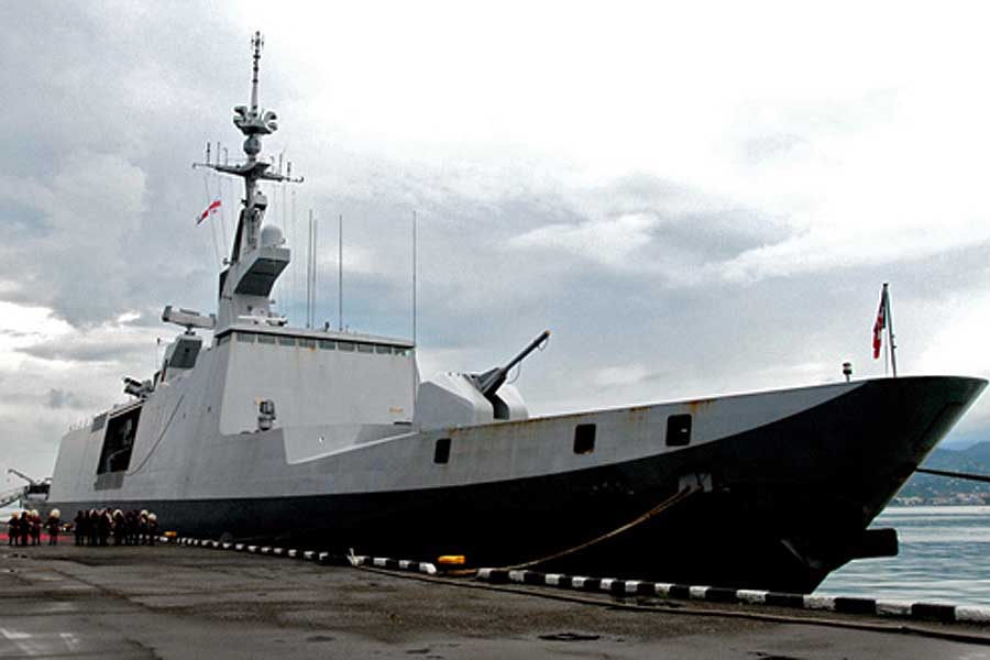 BlackSeaNews | Французский фрегат FS Surcouf (F 711) прибыл в Батуми ...
